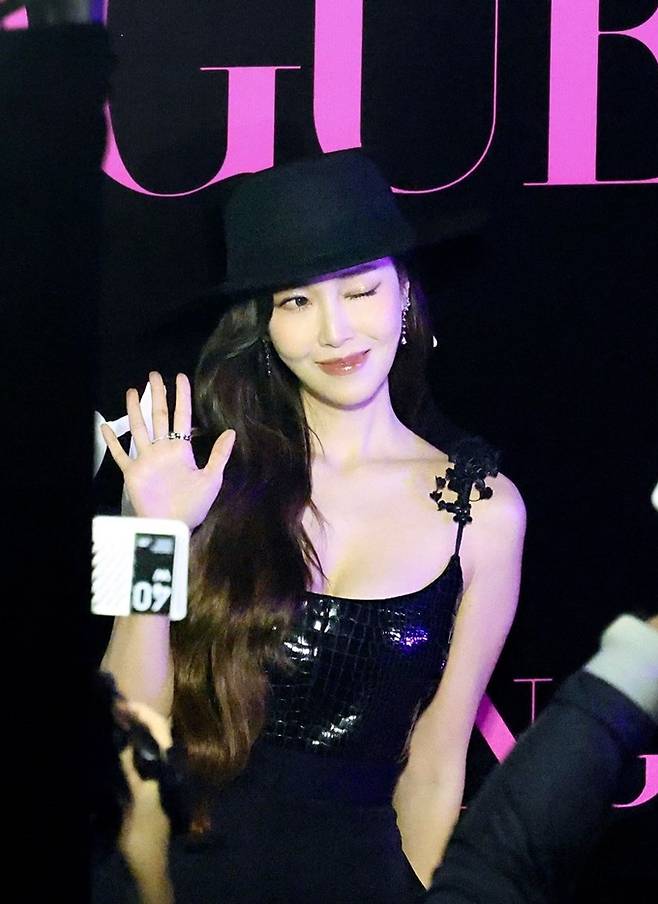 제시카 홍콩 홀린 매혹의 윙크 걸리시 시크미 레더 탱크톱 나들이룩 패션엔
