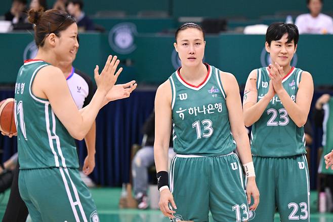 ‘8141점’ 김정은, WKBL 새 역사 썼다…‘레전드’ 정선민 제치고 통산 득점 1위 [IS 부천]