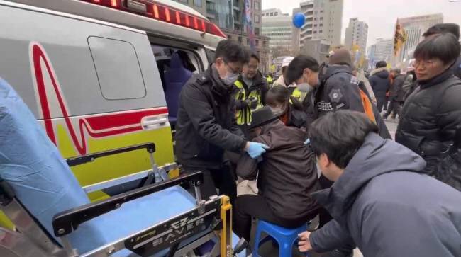 시민 넘어지고 플래카드 불 붙었는데 주최측 ‘안전불감