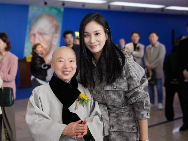 해바라기 든 하정우→고소영 최지우 반 고흐 전시회서 포착