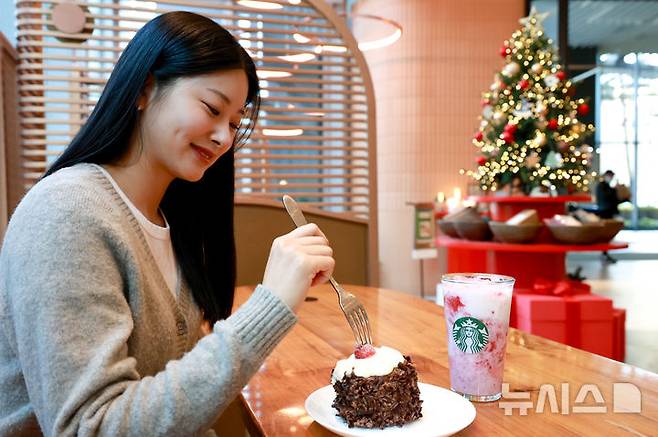 한 달 만에 150만잔 스타벅스 딸기라떼 마시면 추가 별