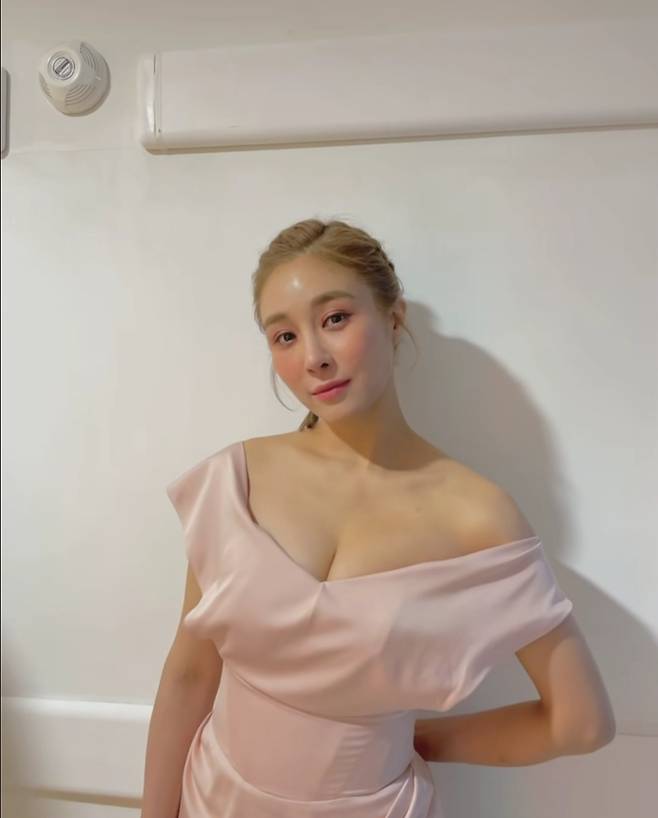 옥주현 이 얼굴에 글래머는 반칙 S라인 몸매 뽐낸 원숄더 드레스룩 스타와 패션