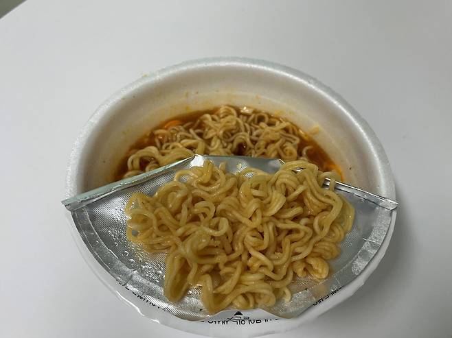 컵라면 뚜껑 버리지 마세요 이렇게 접었더니 앞접시가 완성됩니다 텐바디
