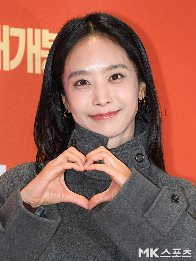 쥬얼리 박정아 43세 맞아 눈부신 동안 미모 뽐낸 벨벳 롱 코트룩 뷰티는 내운명