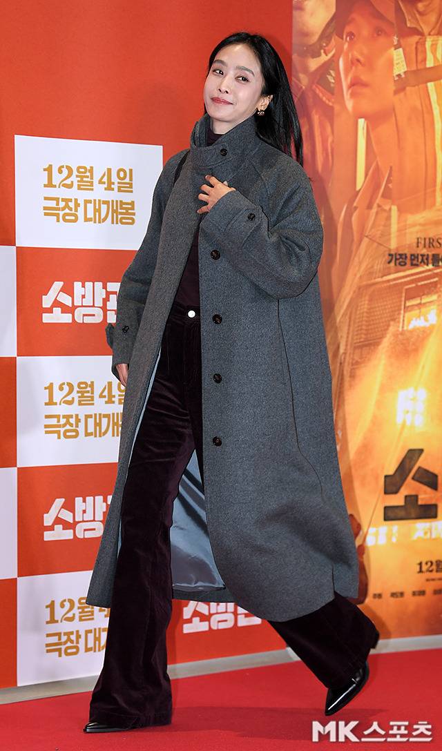 쥬얼리 박정아 43세 맞아 눈부신 동안 미모 뽐낸 벨벳 롱 코트룩 뷰티는 내운명