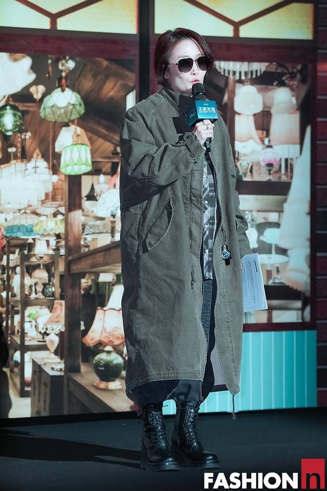 박경림 카리스마 넘치는 Mc룩 발끝까지 걸크러시 밀리터리 코트룩 패션엔