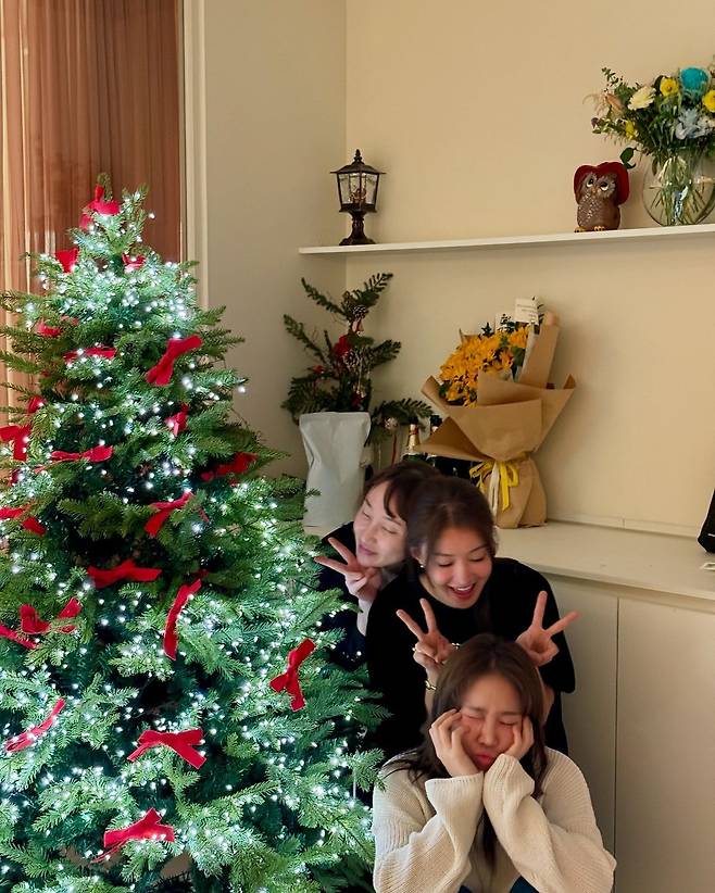 이시영 샤넬 벨벳 블라우스 입고 우아한 연말 스타일링 라이프업