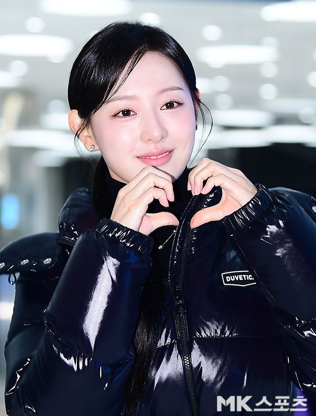 김지원 아이돌 뺨치는 인형 미모 겨울에도 빛나는 투명 광채 피부 뷰티는 내운명