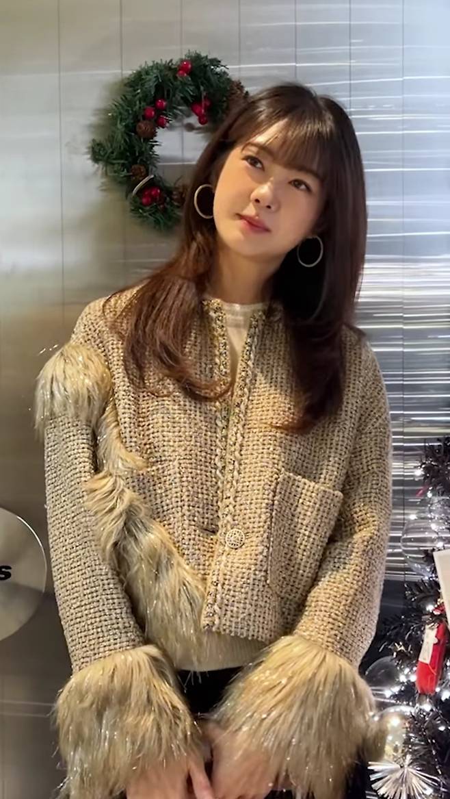 이요원 화이트 크리스마스의 설렘 우아한 골드 트위드 재킷룩 뷰티는 내운명