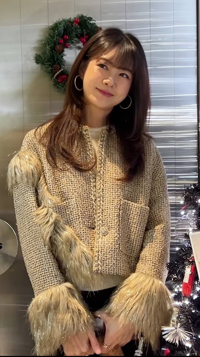 이요원 화이트 크리스마스의 설렘 우아한 골드 트위드 재킷룩 뷰티는 내운명