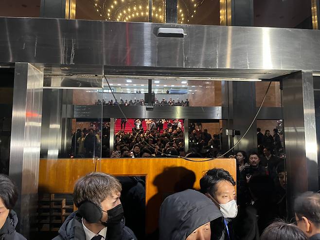 속보 무장 계엄군 국회 본관 유리창 깨고 진입