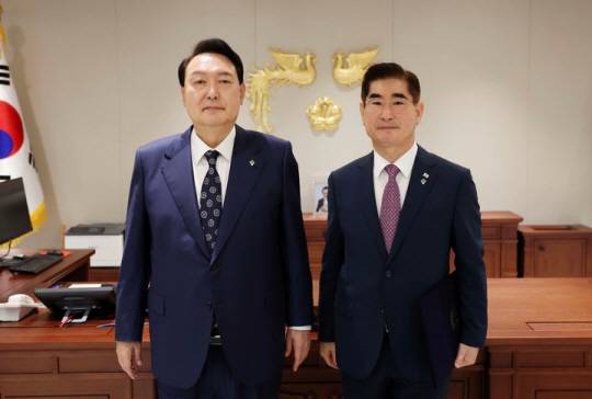 민주 김용현 국방부장관 탄핵안 제출김용현은 사의 표명