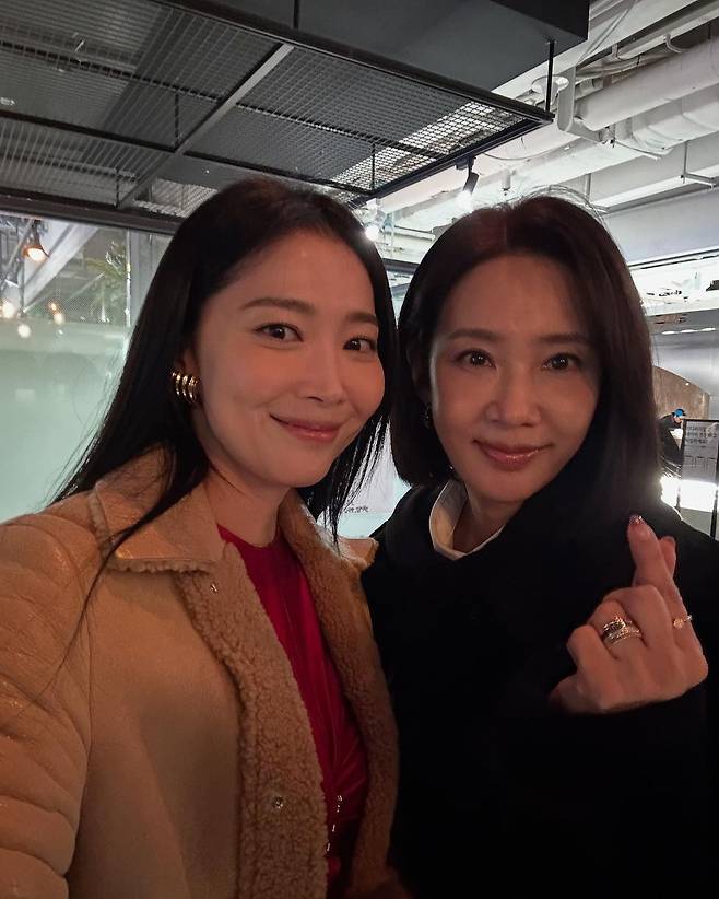 오윤아 크롭티와 청바지 무스탕 입고 날씬한 몸매 자랑 라이프 뉴세이