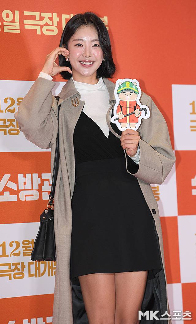 고원희 2년차 단발머리 새댁 트렌치로 세련된 뷔스티에 미니스커트룩 스타와 패션