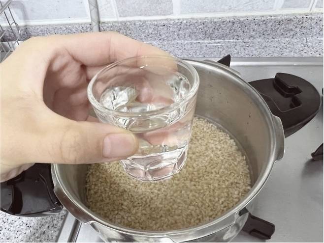 현미밥 지을 때 물만 넣지 마세요~ 이것 넣으면 식감이 미쳤어요 오늘살림루틴