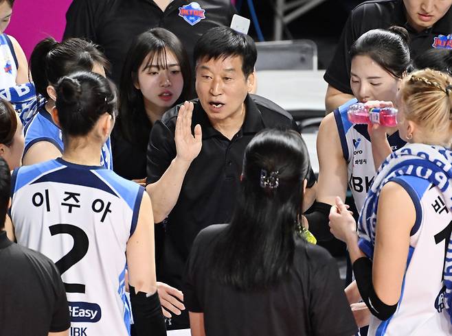 김연경투트쿠정윤주 65득점 폭발 흥국생명 개막 12연승 질주한국전력도 3 2 역전승종합