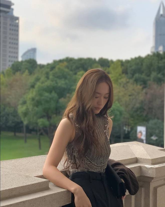 크리스탈 상하이 홀린 눈부신 시스루 우아한 자태 뽐낸 와이드 팬츠룩 뷰티는 내운명