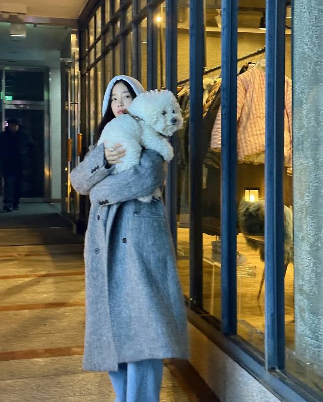 기은세 30만원대 롱코트 입고 반려견과의 산책 라이프업