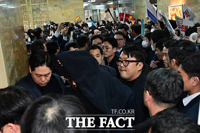 김건희 특검법 부결옆문으로 퇴장한 국민의힘 얼굴 가리기도 Tf사진관