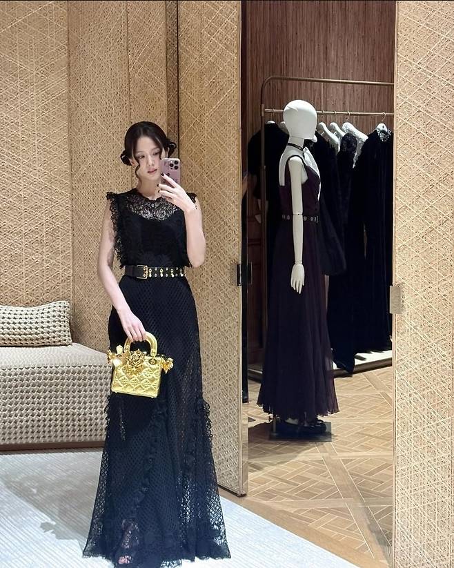 블랙핑크 지수 디올이 특수제작한 황금 디올백 눈부신 자태 뽐낸 시스루 드레스룩 뷰티는 내운명