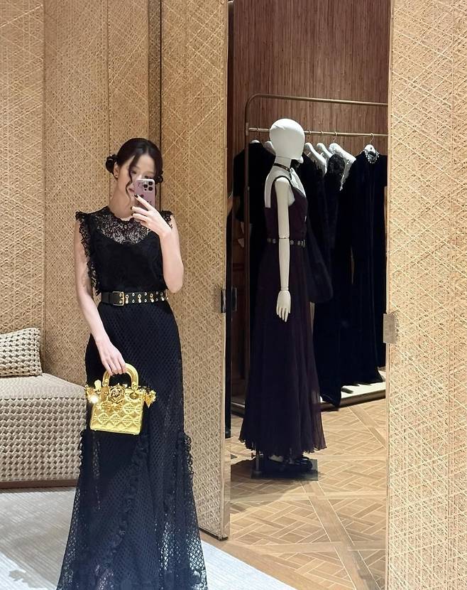 블랙핑크 지수 디올이 특수제작한 황금 디올백 눈부신 자태 뽐낸 시스루 드레스룩 뷰티는 내운명