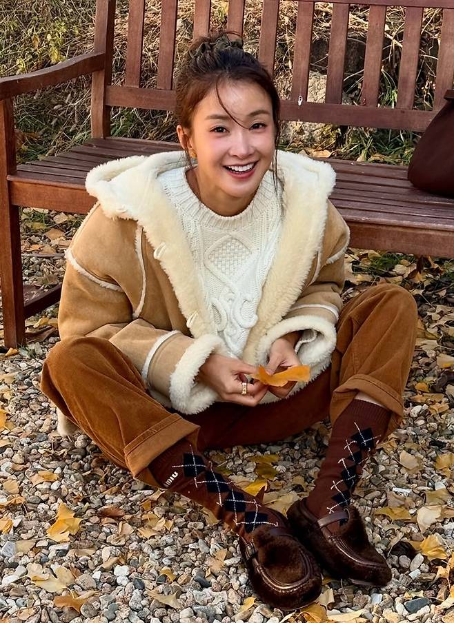 이시영 입은 옷이랑 딱 마지막 가을가을한 느낌 톤온톤 무스탕 나들이룩 패션엔