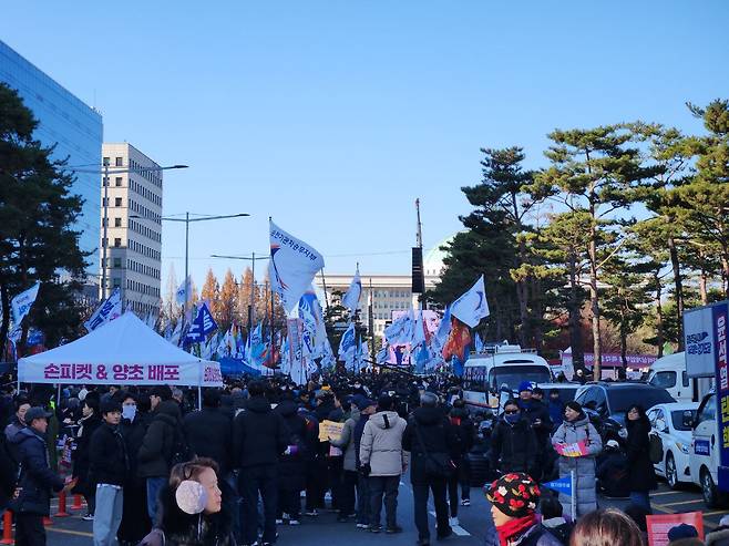 국회 앞 집회 시민들 빚진 마음으로 살기 싫어 나왔다” 12·7 거리편집국 2