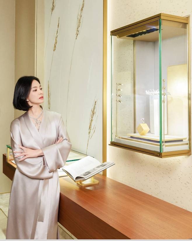 송혜교 우아함의 끝판왕 고급스러운 실크 가운 스타일로 넘사벽 미모 뽐내 뷰티는 내운명