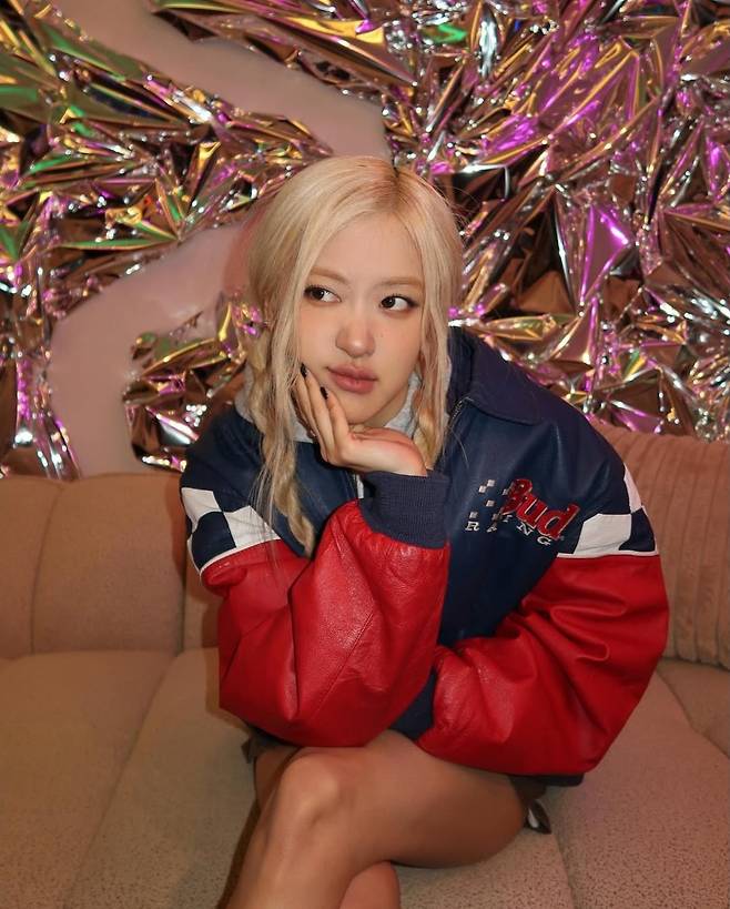 로제 뉴욕을 휩쓴 아파트 열풍 레이싱 재킷에 짧아도 너무 짧은 쇼츠룩 뷰티는 내운명