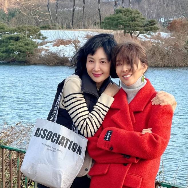 김완선 뜨거운 우정 절친 채시라와 레드 롱코트 입고 전시회 나들이 뷰티는 내운명