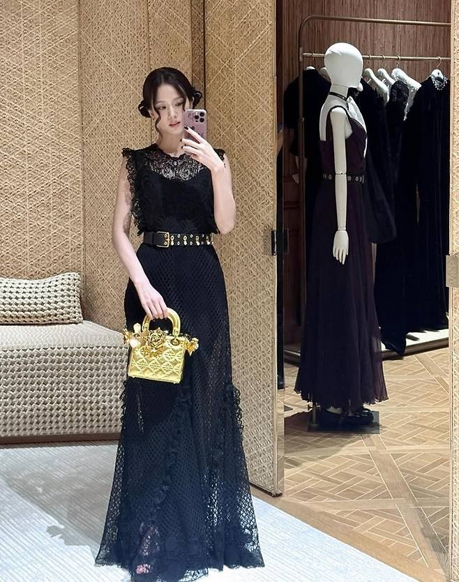 블랙핑크 지수 방콕을 홀린 한류 요정 눈을 뗄수 없는레이스 블랙 드레스룩 패션엔