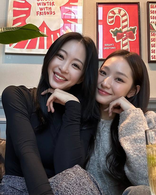 한예슬 43살 맞아 블랙 터틀넥입고 여전한 여신미모 스타픽