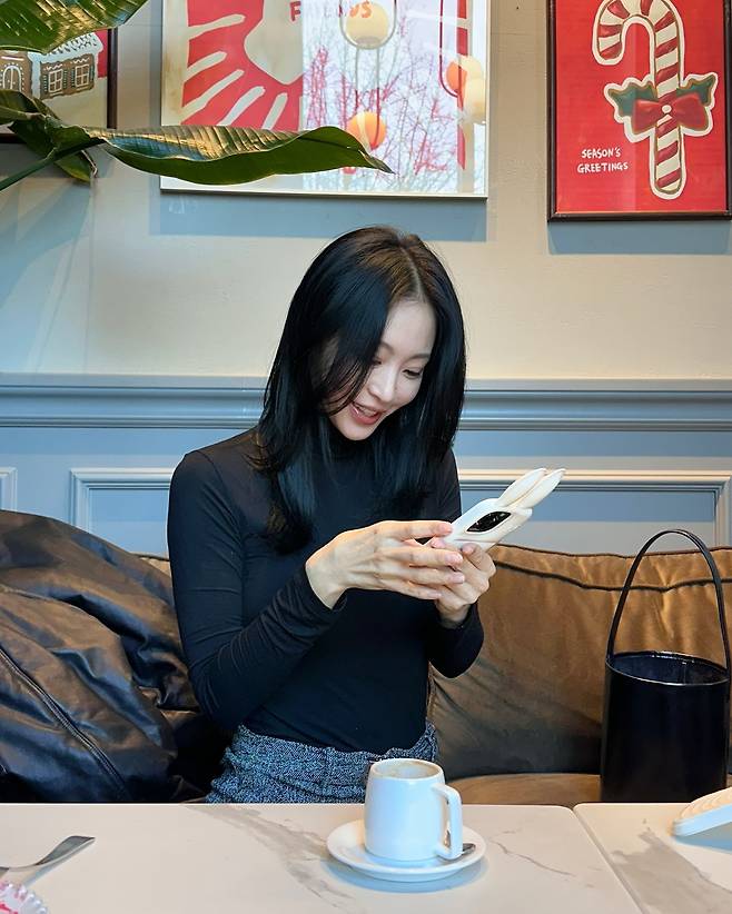 한예슬 43살 맞아 블랙 터틀넥입고 여전한 여신미모 스타픽
