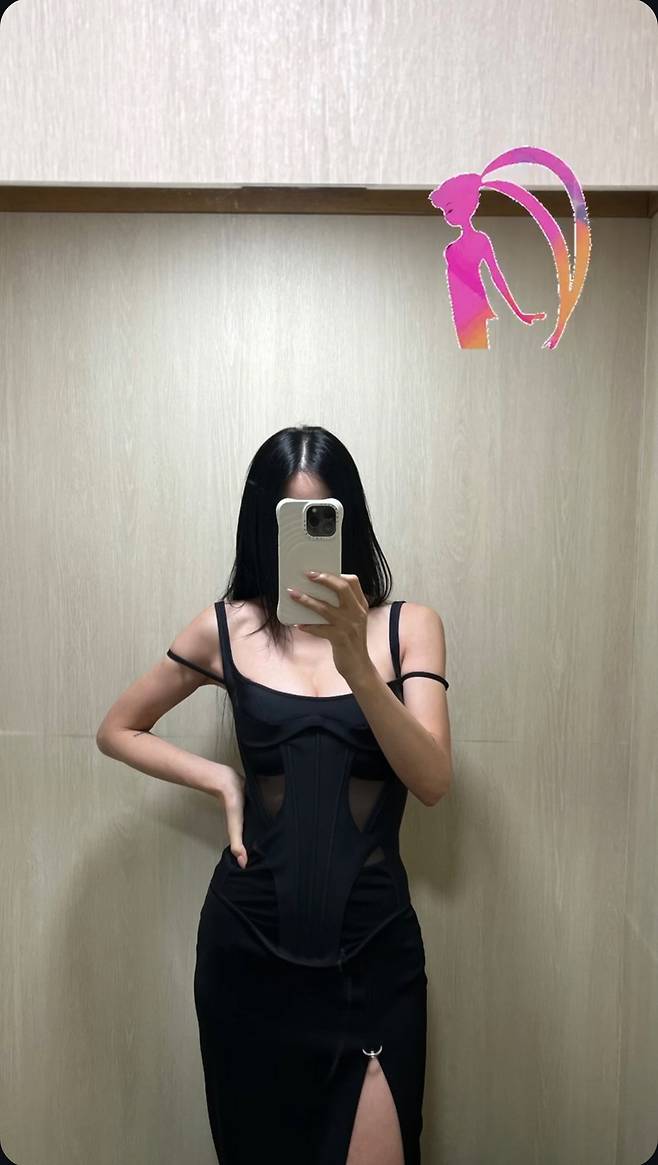 43세 한예슬 ♥10살연하 남편한테 혼나겠어 고혹적인 시스루 슬릿 원피스룩 뷰티는 내운명