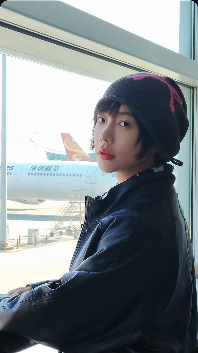 클라라 숏컷 싹둑에 모자 중독 비니 눌러쓴 힙한 오버핏 가죽 재킷룩 공항패션 뷰티는 내운명