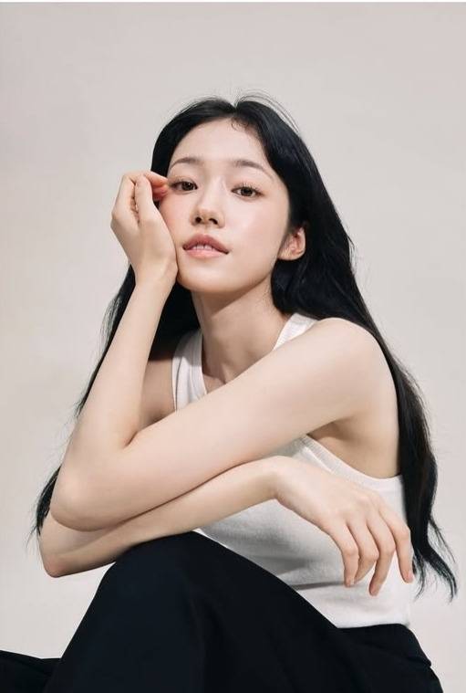 노윤서 블랙 앤 화이트 세련美 눈부신 청순 미모 슬리브리스 베이직 팬츠룩 뷰티는 내운명