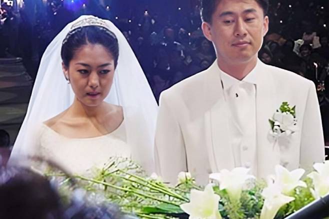 ‘팬과 결혼♥ 미모의 아내 정체는 치과의사였다 셀럽스케치