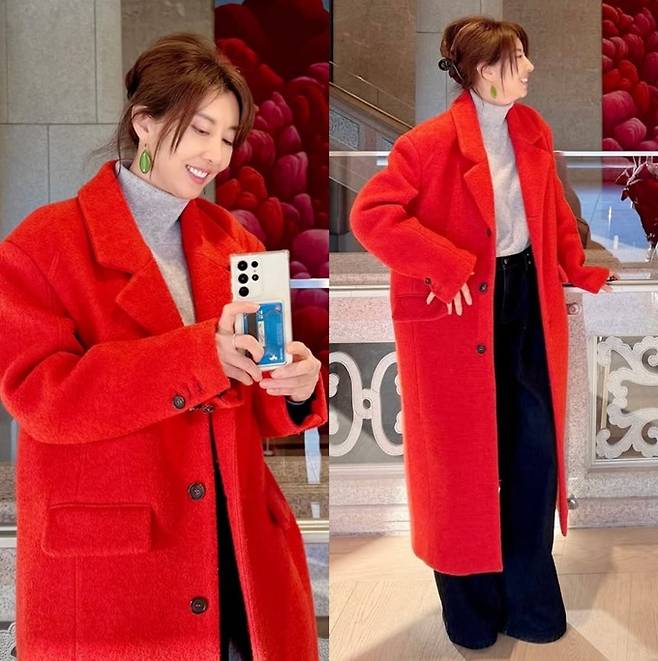 김완선 55세 디바의 얼죽코 벌써 시작 샛빨간 코트에 터틀넥 연말 모임룩 패션엔