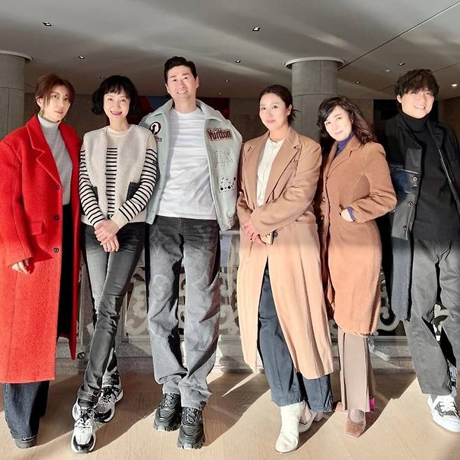 김완선 55세 디바의 얼죽코 벌써 시작 샛빨간 코트에 터틀넥 연말 모임룩 패션엔