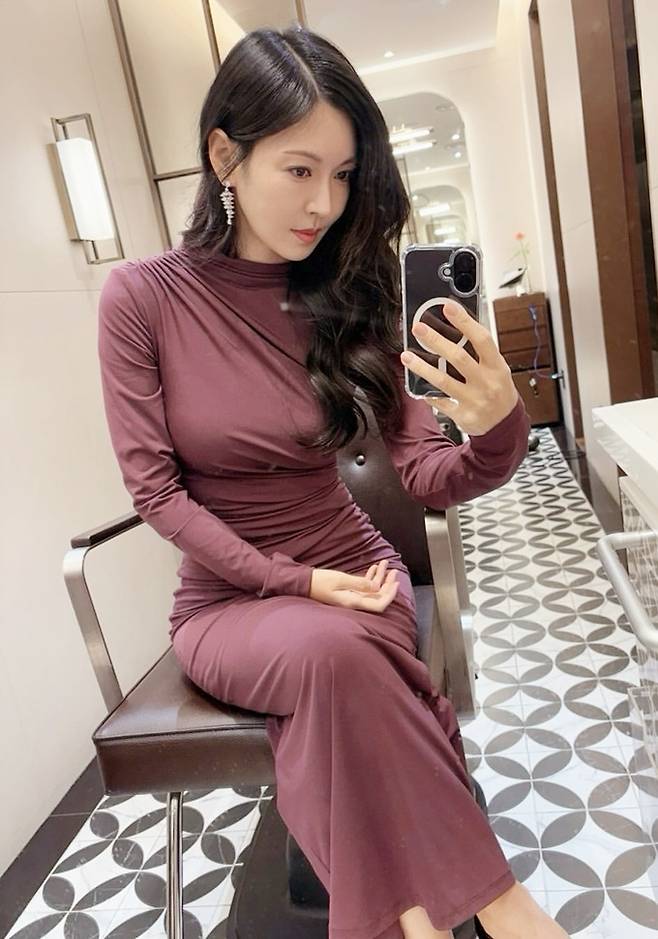 김소연 착붙 고혹미 이기적인 S라인 몸매 드러낸 버건디 원피스룩 패션엔