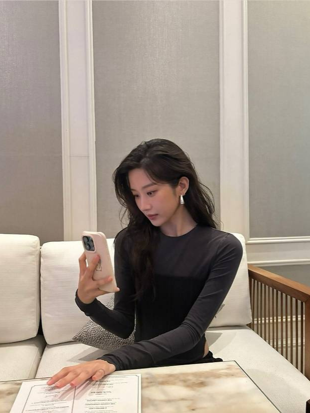 문가영 시크미 넘치는 올블랙 패션 La도 감탄한 개미허리완벽 비율 스타와 라이프