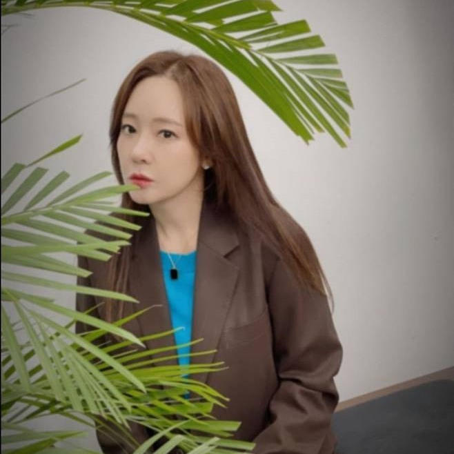 소유진 버버리백으로 포인트 블루 니트와 브라운 재킷으로 세련된 데일리룩 스타와 라이프
