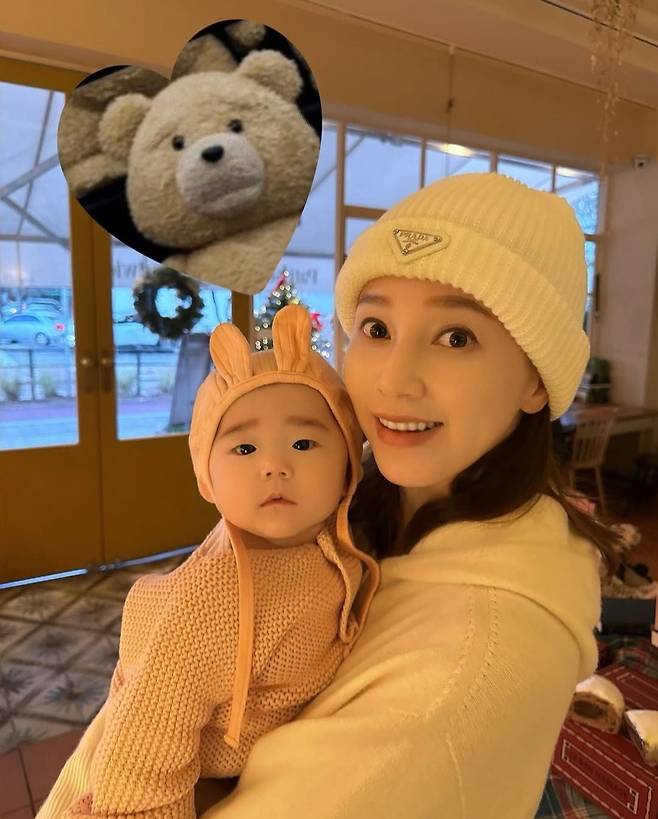 아유미 엄마는 프라다 아기는 토끼 똑 닮은 6개월 딸 껴안고 포근한 비니 외출룩 뷰티는 내운명