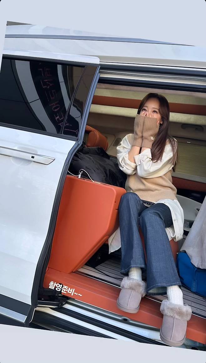 소유진 손 시려워 핸드워머 세련된 셔츠 위에 니트 레이어드룩 뷰티는 내운명