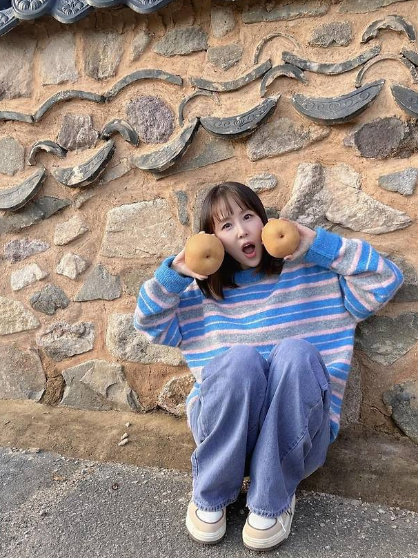 신지 11kg 감량 후 눈길 사로잡는 V라인 스타일리시한 스트라이프 니트룩 스타와 라이프