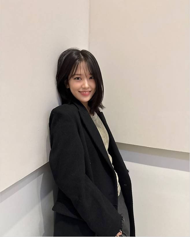 안유진 양갈래 헤어로 러블리 매력 폭발 앙고라 니트와 코르셋 스커트룩 스타와 라이프