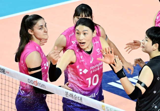 김연경투트쿠 35점 대폭발 흥국생명 페퍼 꺾고 13연승 구단 최다기록 타이 현대건설 대기록도 보인다 인천 현장리뷰