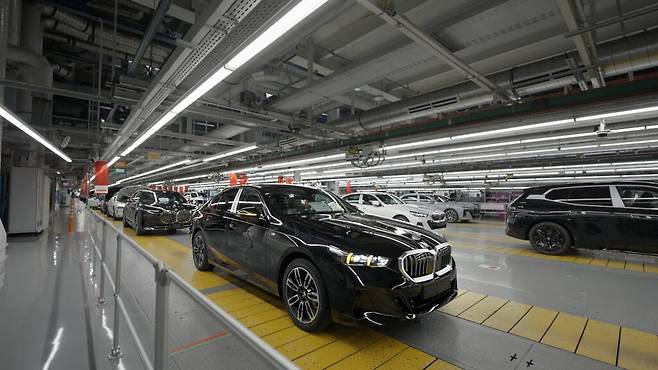 벤츠가 먼저 할 줄 알았는데 Bmw가 선수쳤다”자동차 강국서 무슨 일 위드카