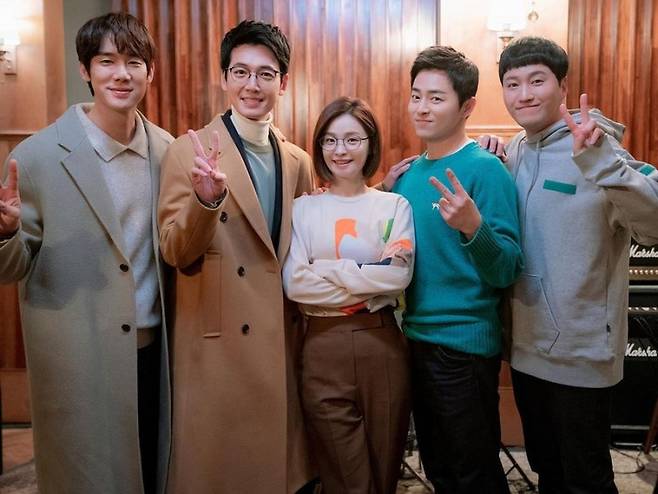 결혼 12년 차인데 부부 모습을 본 적이 없음남편을 꼭꼭 숨겨둔 여배우 삶은영화