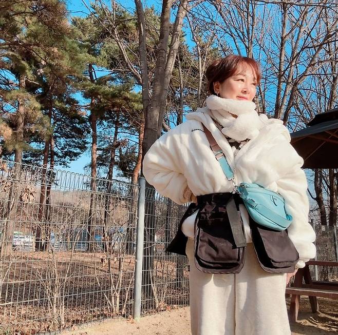 이승연 이렇게 입으니 훨씬 젊어보여 화사한 화이트 퍼 재킷 산책룩 뷰티는 내운명